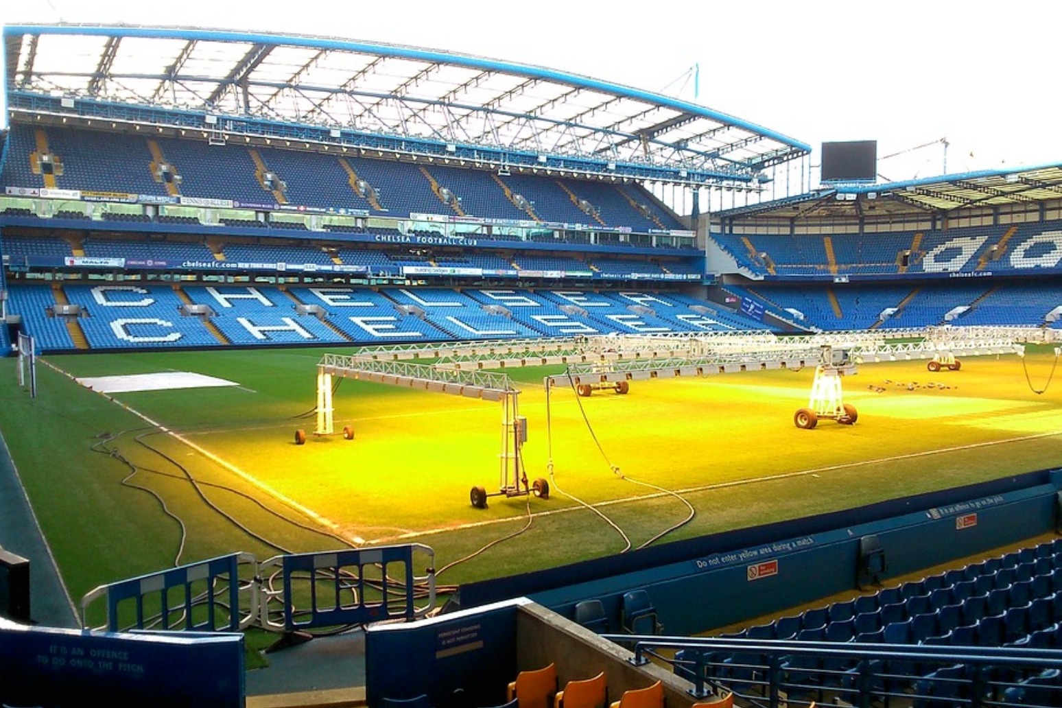 Messi breaks his Chelsea duck to earn Barca a 1-1 draw at Stamford ...